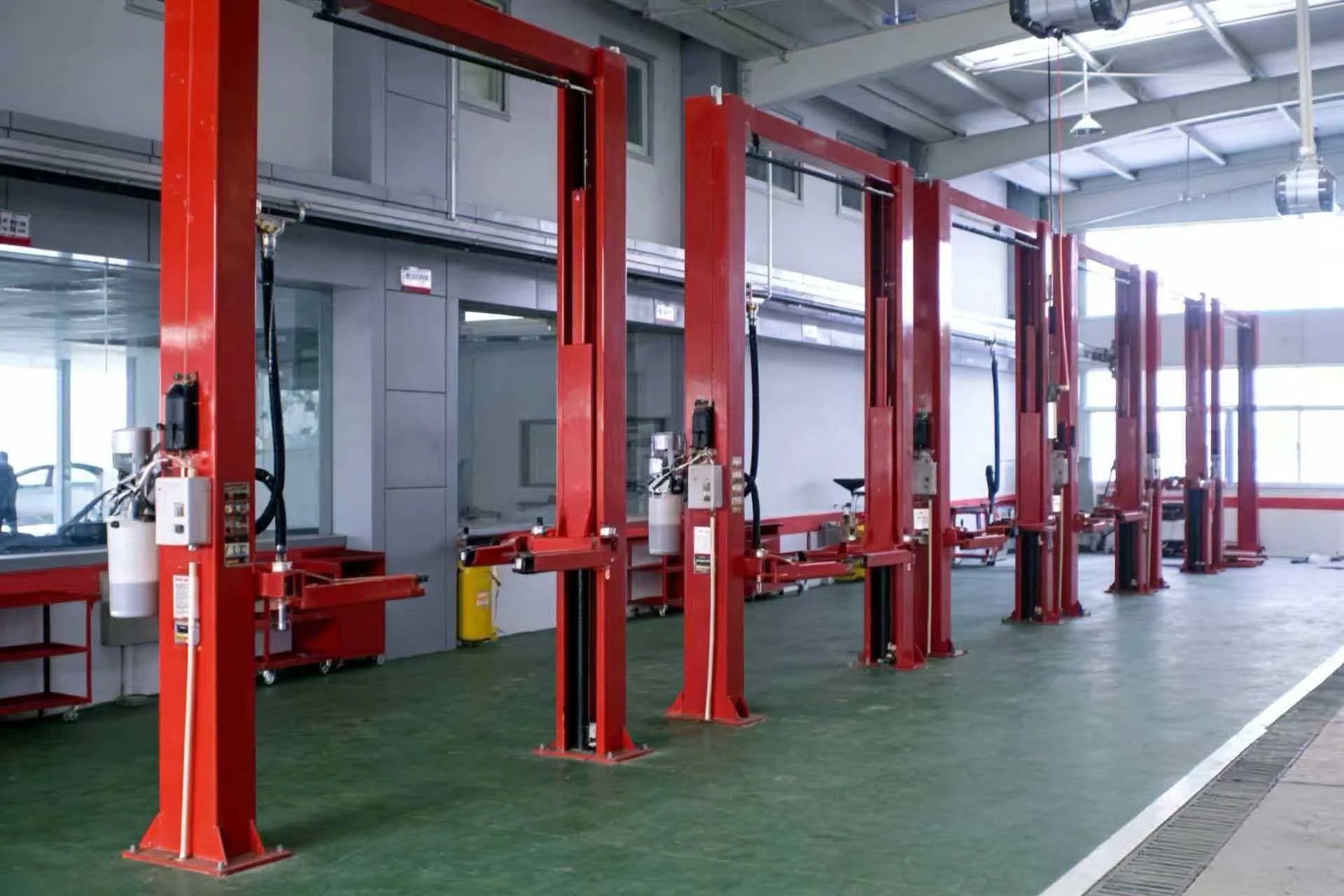 Top 10 Professional Car Lifters: Tech, EV & Cost Trends